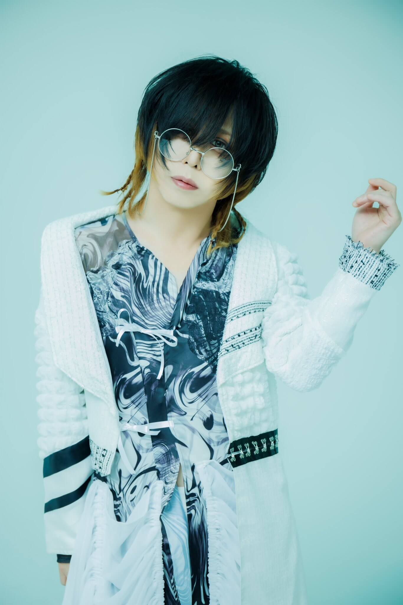 Chanty V. Akuta (芥) solo photo | vkgy (ブイケージ)